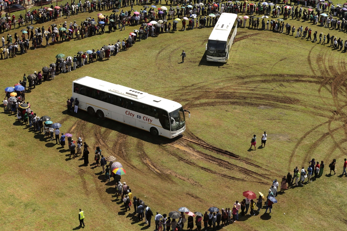 Is This The World's Longest Bus Queue As Mourners Gather To See Nelson ... Is This The World's Longest Bus Queue As Mourners Gather To See Nelson ...