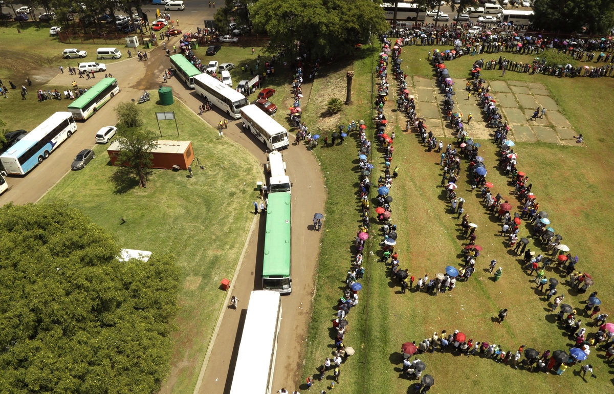 Is This The World's Longest Bus Queue As Mourners Gather To See Nelson ... Is This The World's Longest Bus Queue As Mourners Gather To See Nelson ...
