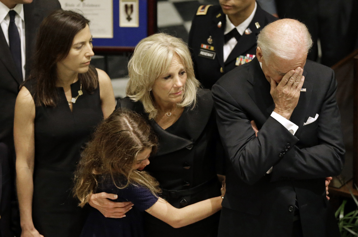 Joe Biden Profundamente Abatido En El Funeral De Su Hijo Huffpost