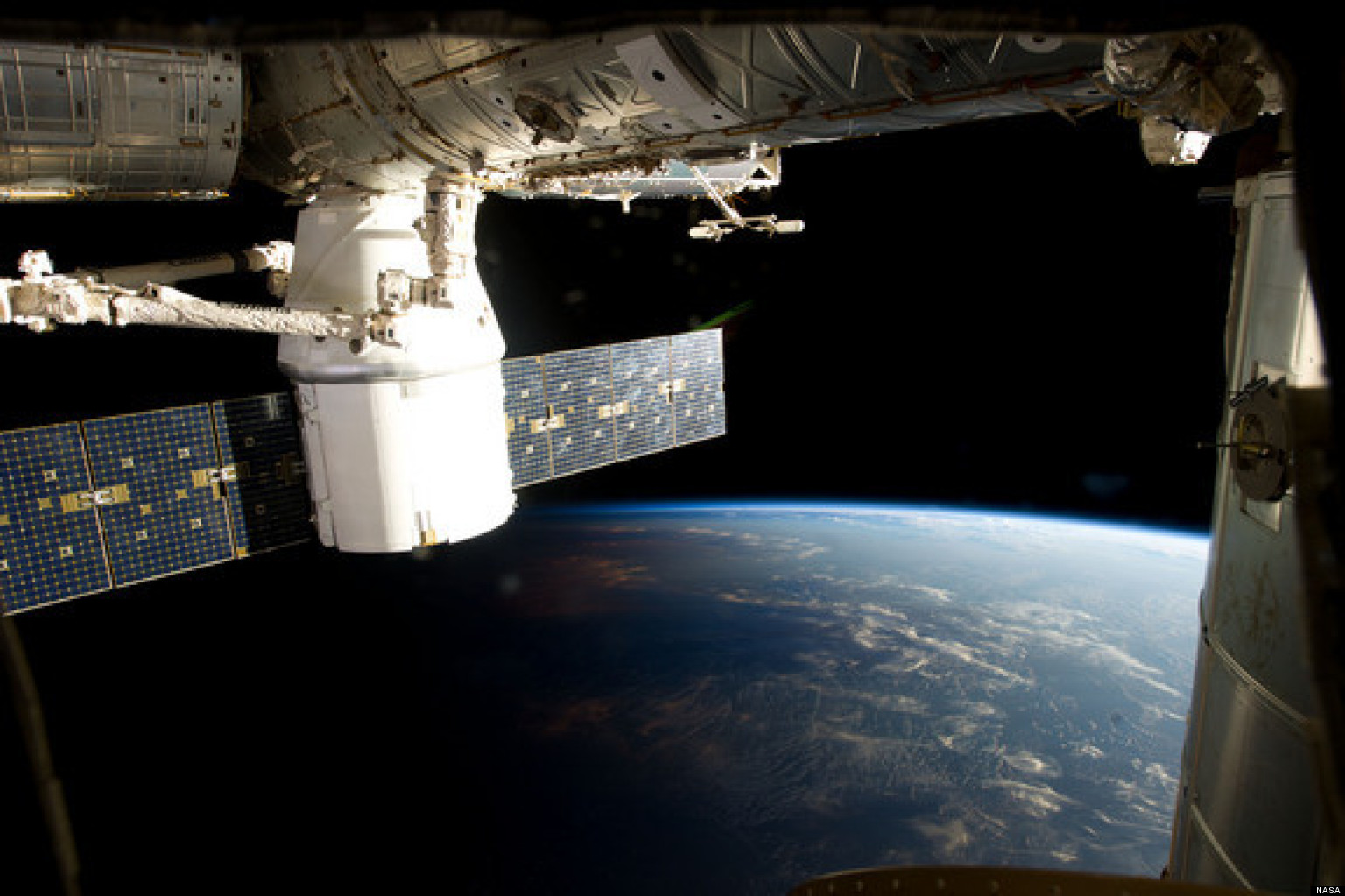 Spacex Dragons Return From Iss Delayed Cargo Capsule To Splash Down