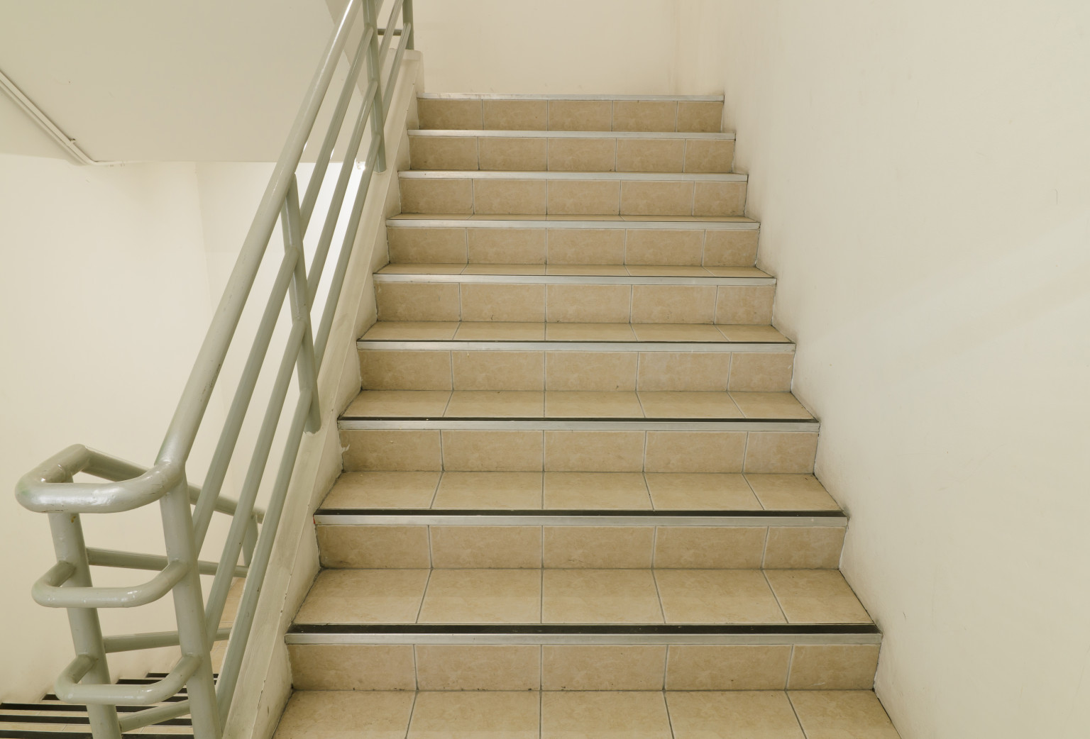 Sex In Stairwell Leaves Naked Woman With Her Head Stuck In The Railings