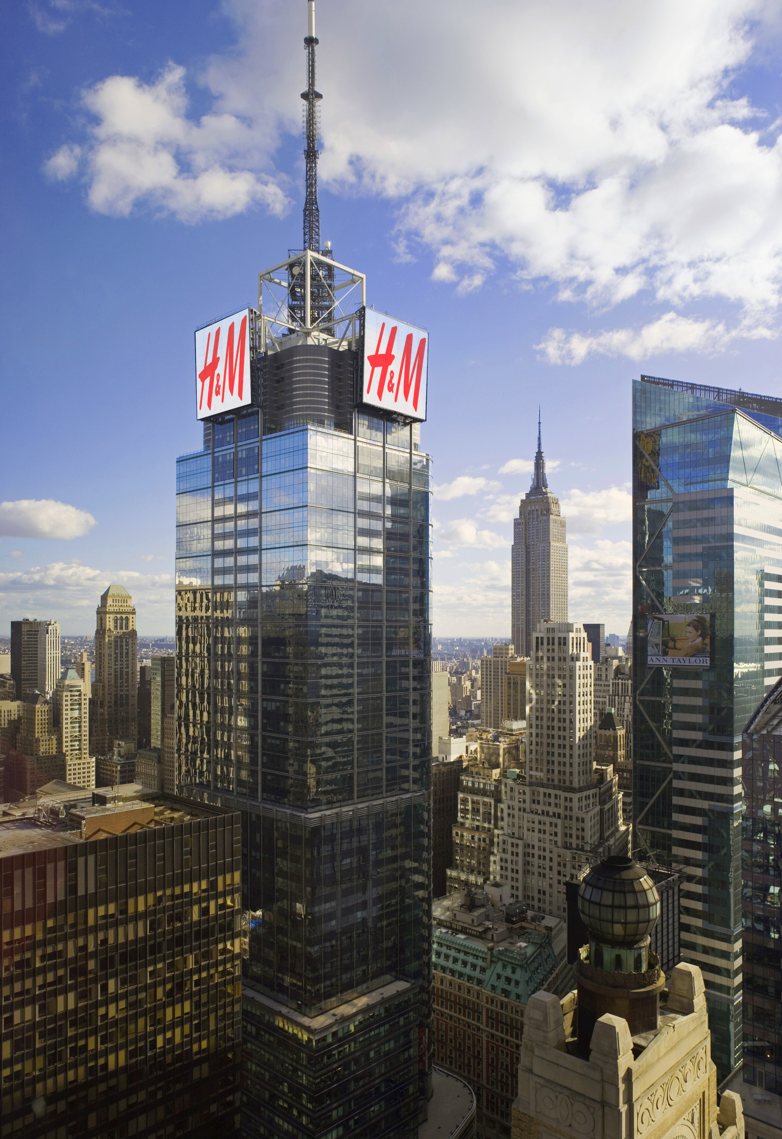 H M Signs Atop 4 Times Square To Change New York City Skyline HuffPost H M Signs Atop 4 Times Square To Change New York City Skyline HuffPost