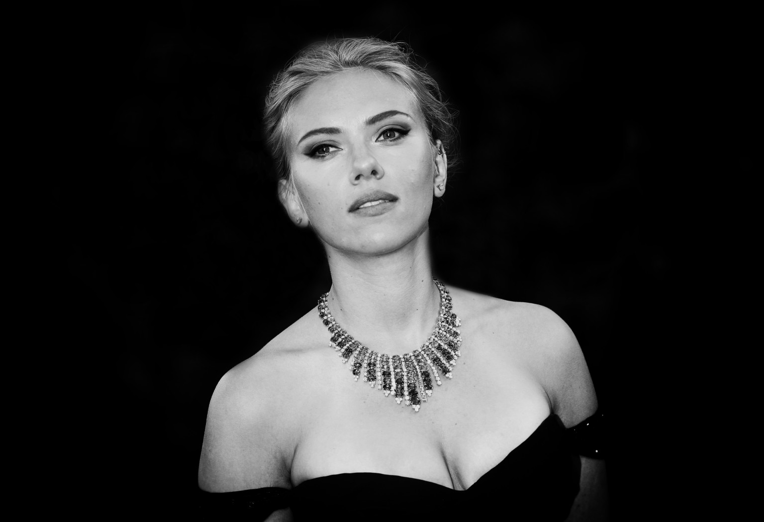 Scarlett Johansson Shows Her Curves At Venice Film Festival Huffpost
