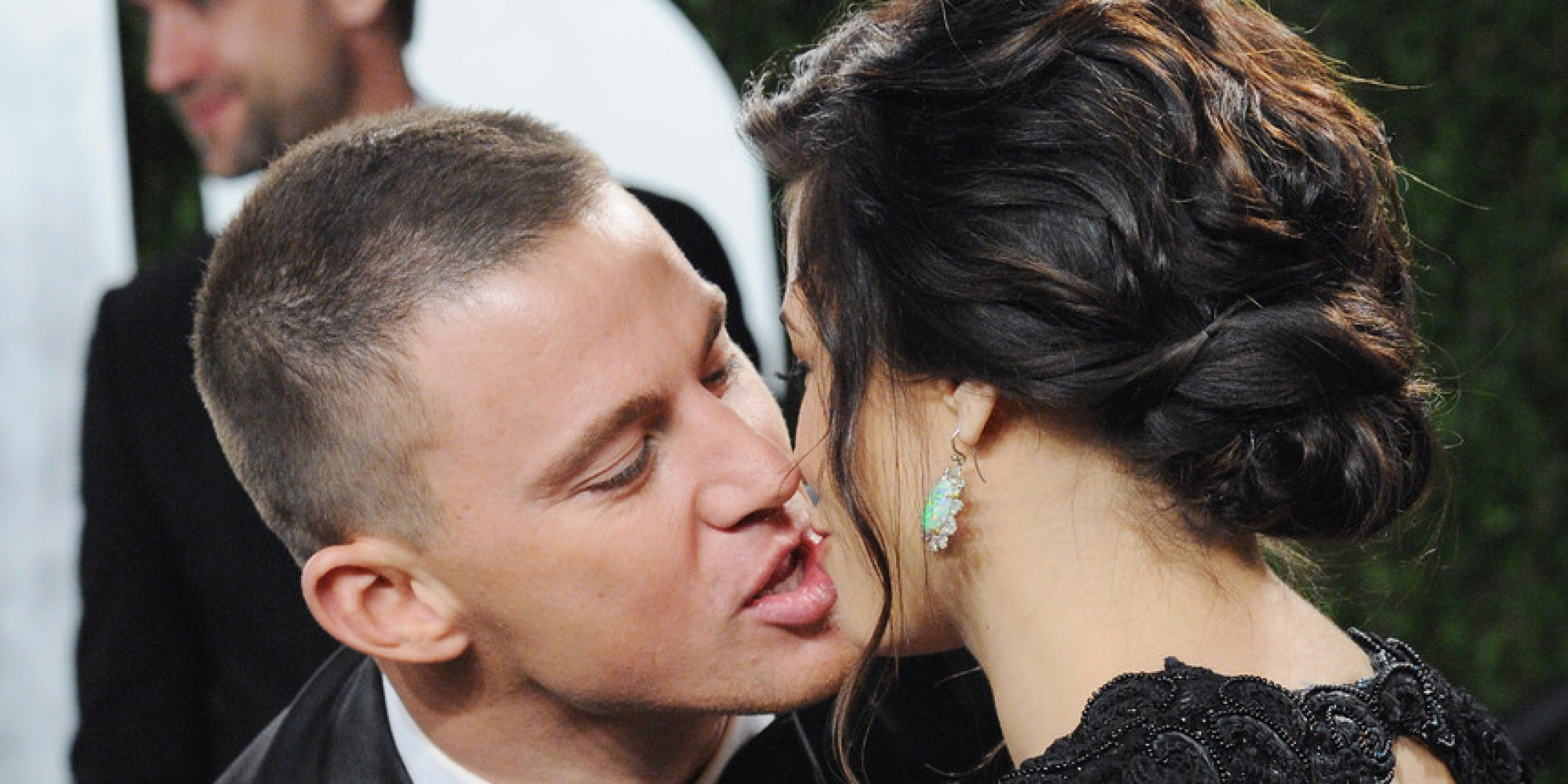 20 Kisses To Make You Thankful You Have No One To Kiss Under The