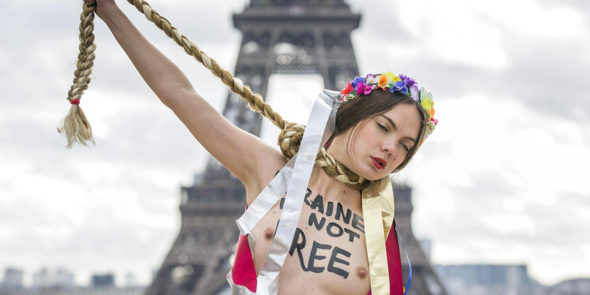 Femen In Topless A Parigi Contro Tymoshenko E Il Nuovo Pupazzo Di