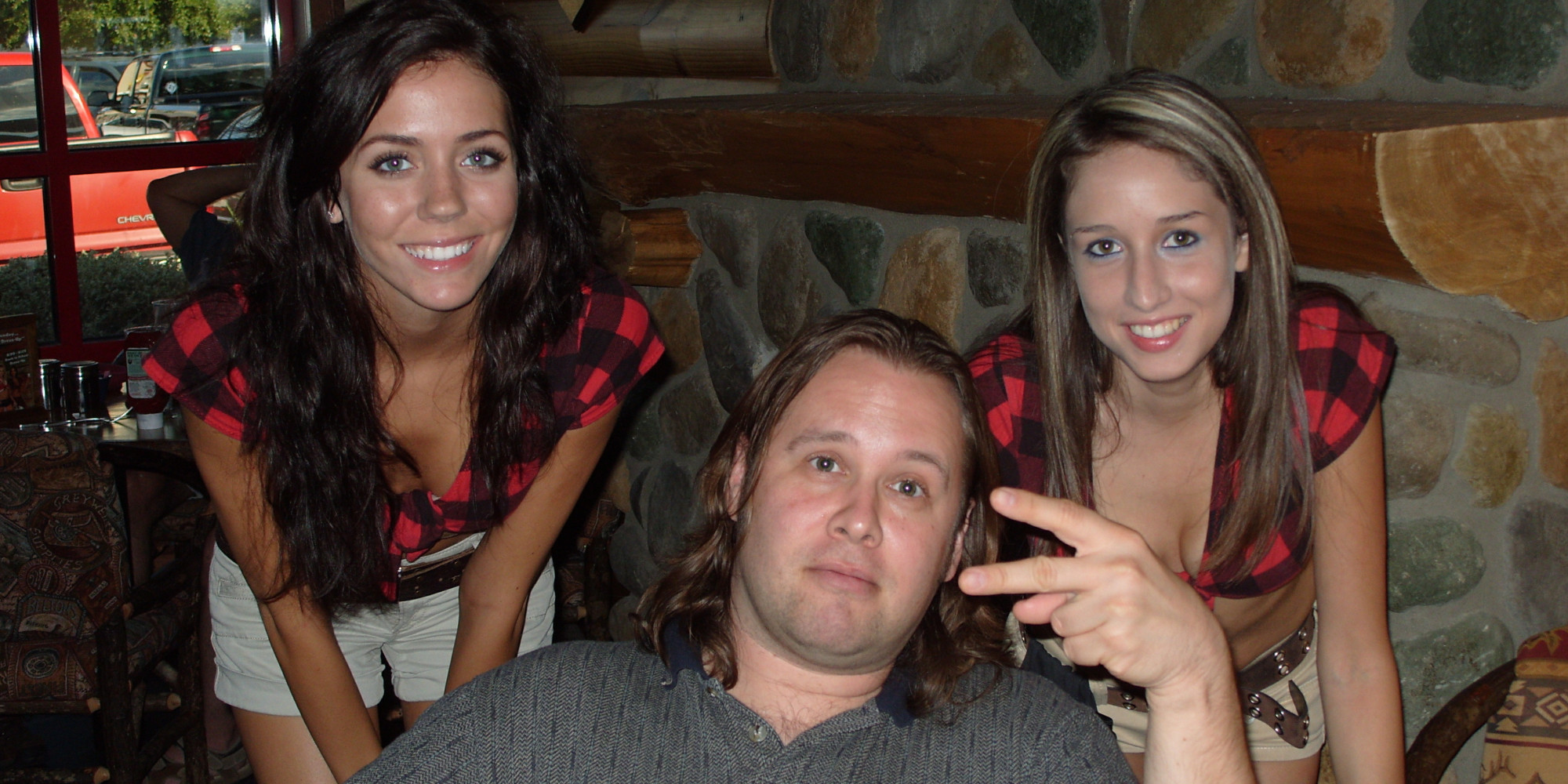 Leaked Memo Reveals What ‘breastaurants Actually Think Of Their Customers Huffpost