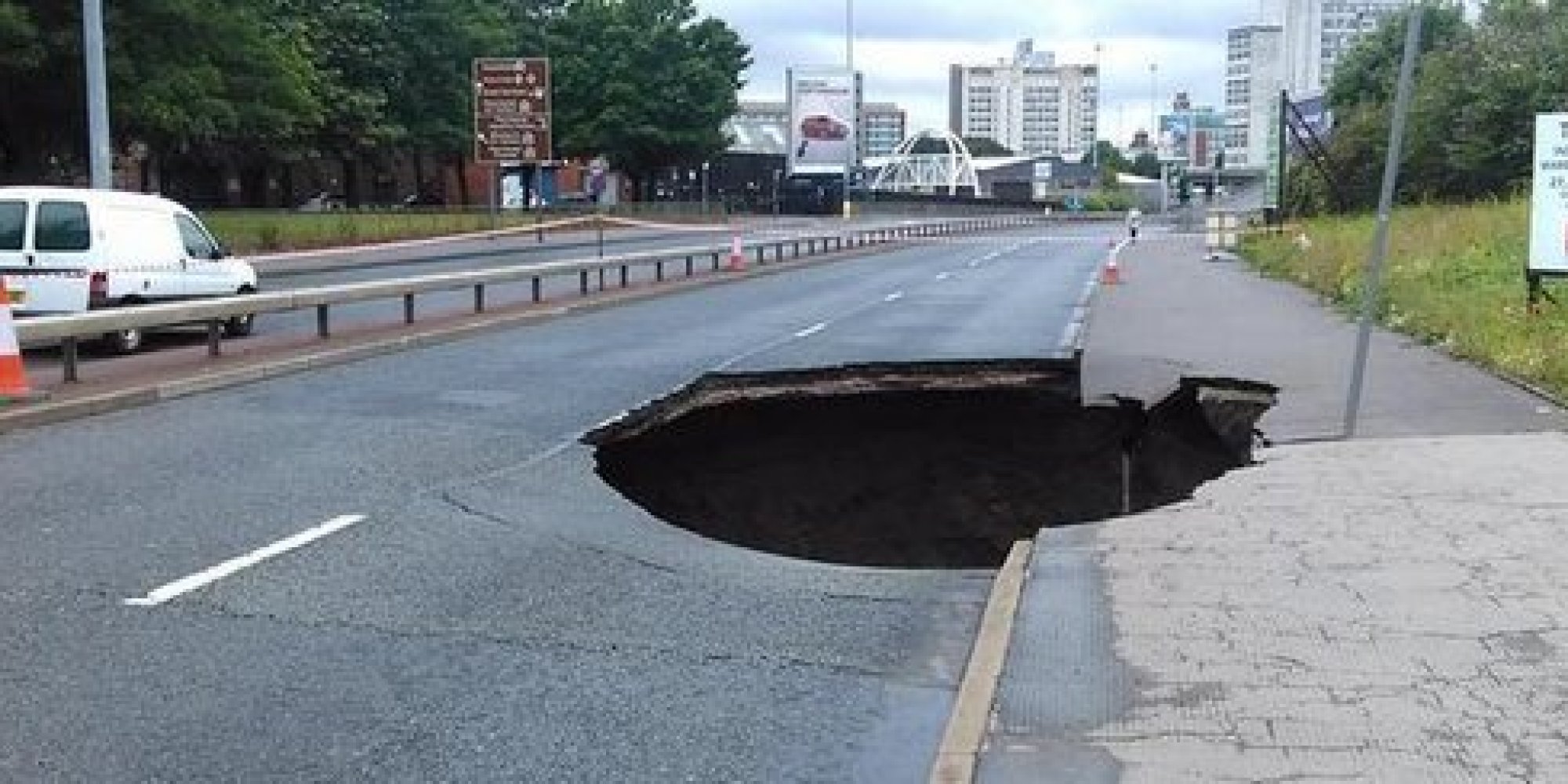 Giant Sinkhole Opens In Manchester On Mancunian Way The Huffington Post