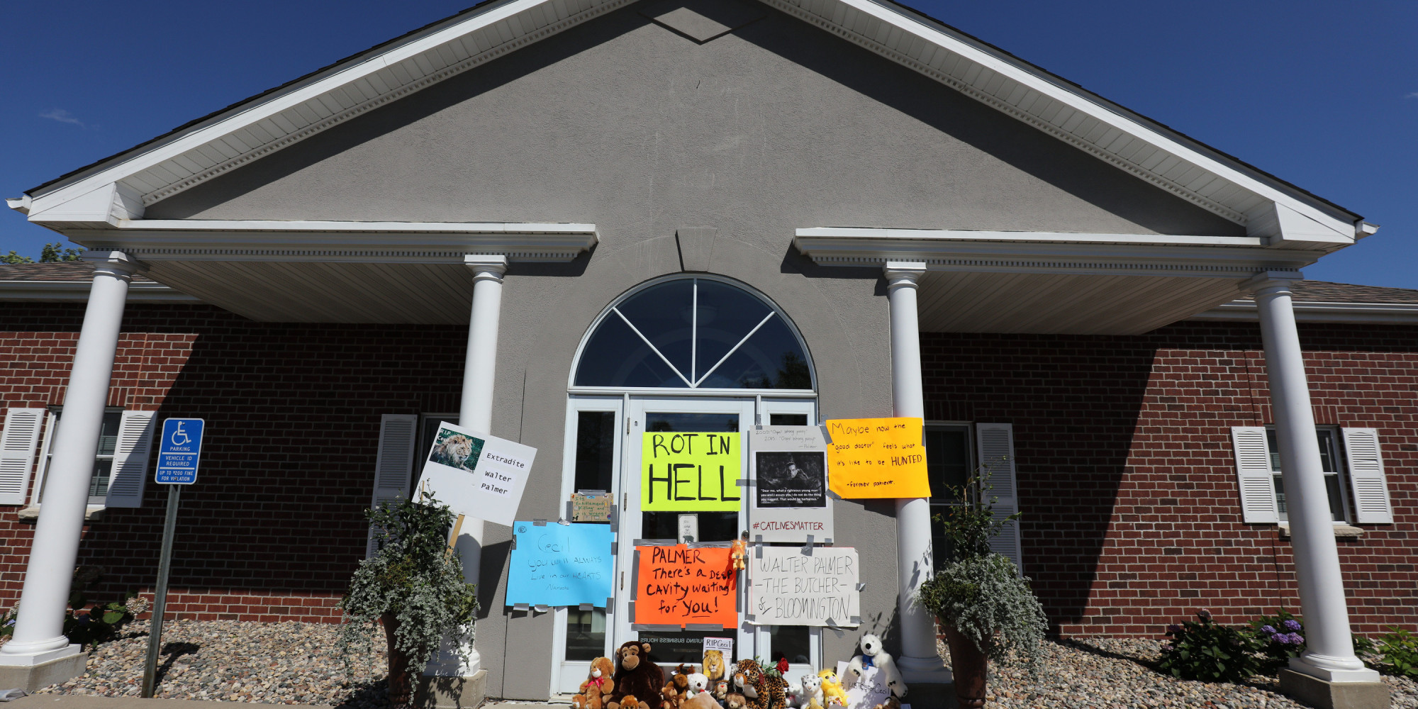 walter-palmer-reopens-dental-practice-but-cecil-the-lion-s-killer
