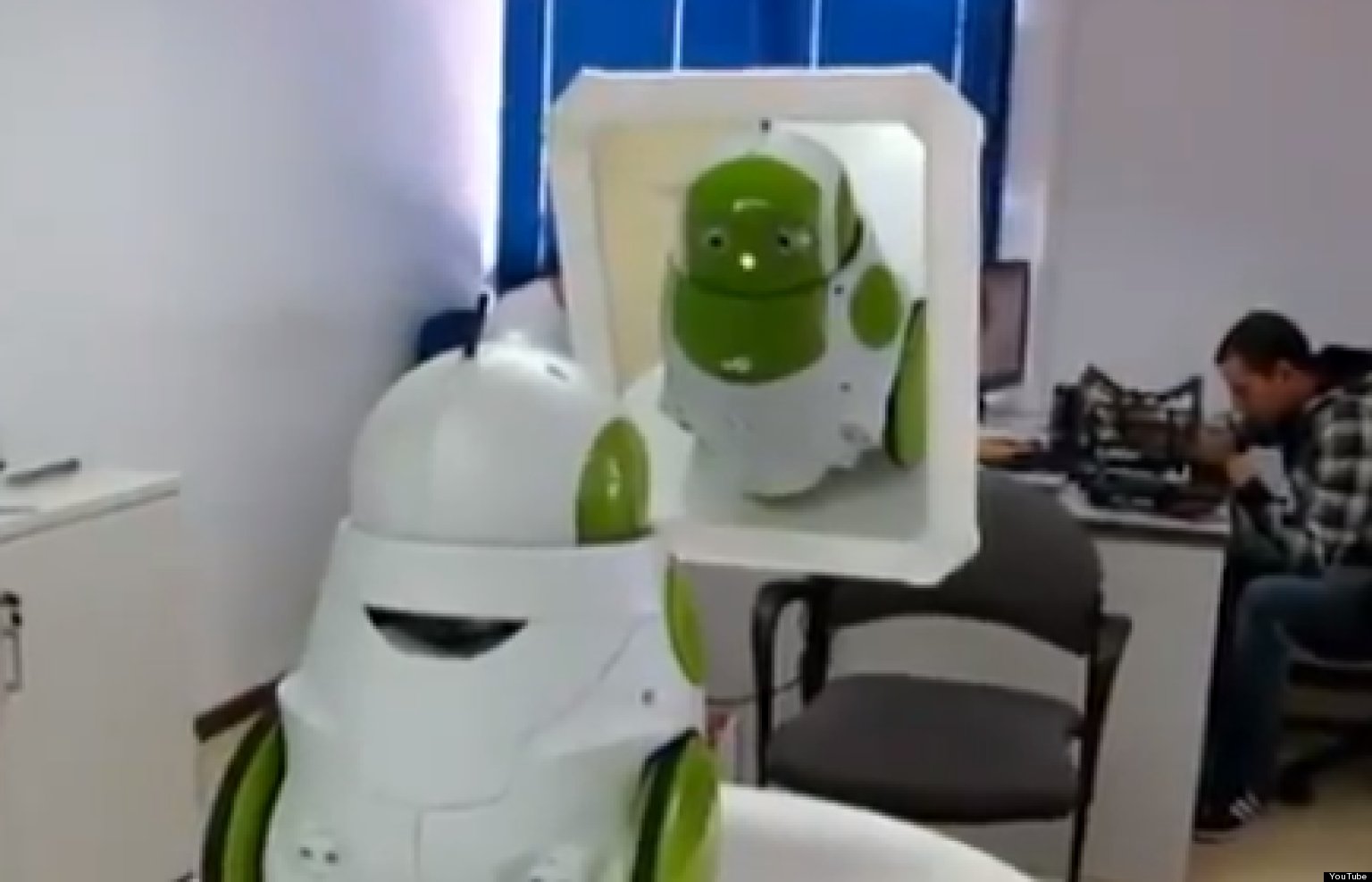 Robot Sees Itself In The Mirror For The First Time Video Huffpost Uk