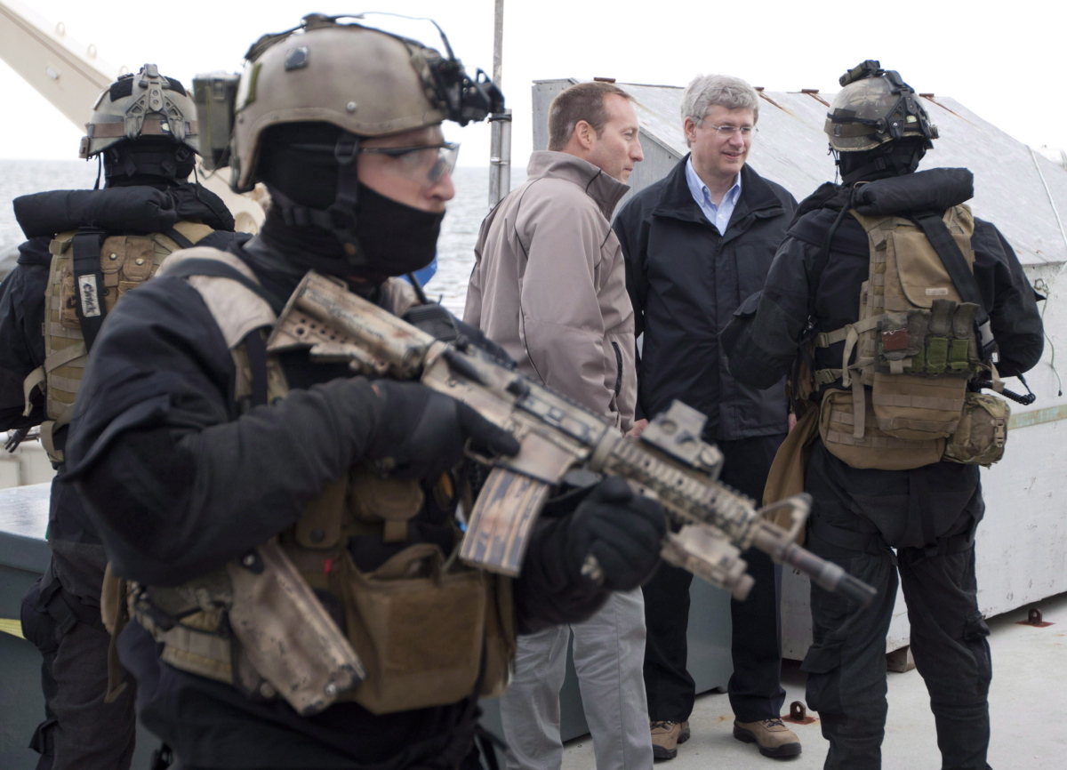 Polish GROM operators boarding a ship.[1.365x2.048] : r/MilitaryPorn