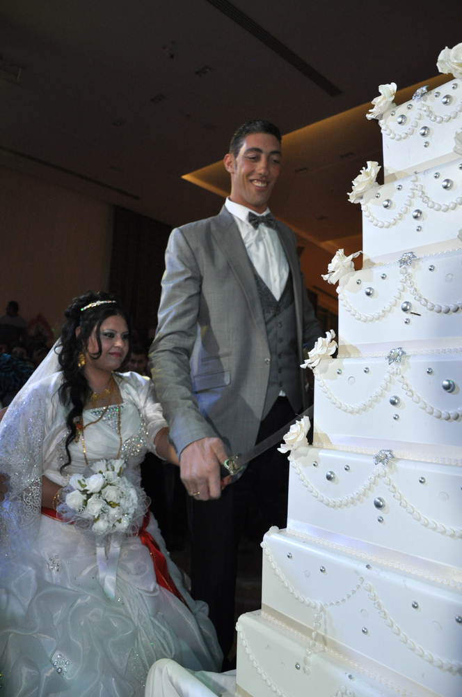 The World's Tallest Bride Gets Engaged To Her 5ft 4Inch Boyfriend ...
