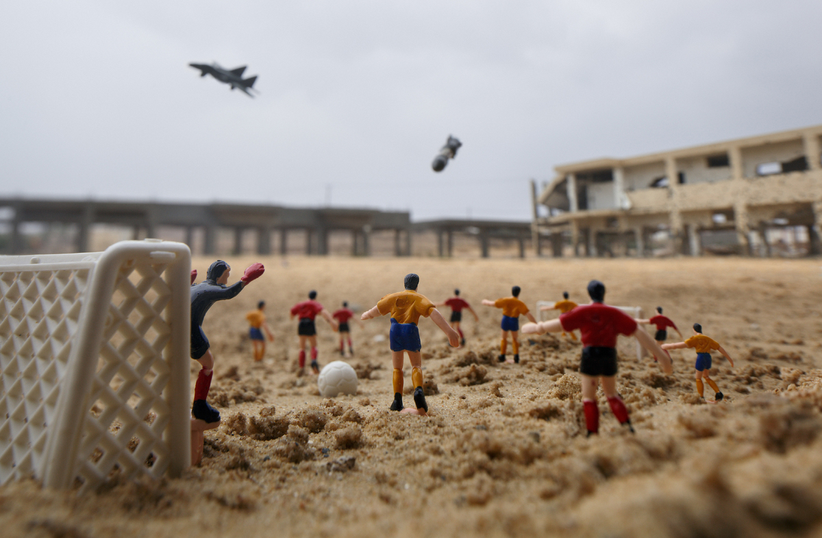 Artist Brian McCarty Reenacts Horrors Of War With Tiny Toys | HuffPost