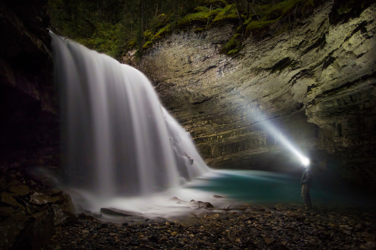 Lone Photographer Climbs Canadian Rockies At Night, Documents Hike In ...