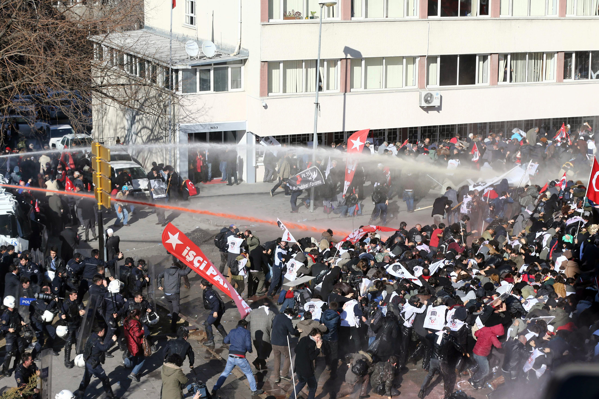 19 Shocking Photos Of Riot Police Clashing With Protesters In Turkey ...
