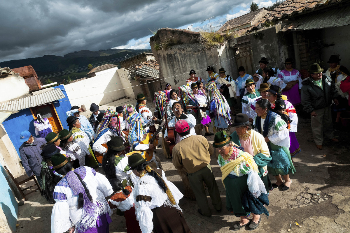 Daily Life In Ecuador: The Stunning Colors Of Mountain Life (PHOTOS ...
