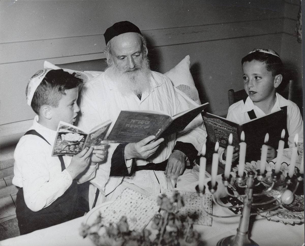 Vintage Passover Photos Are A Nostalgic Journey Through Jewish History ...