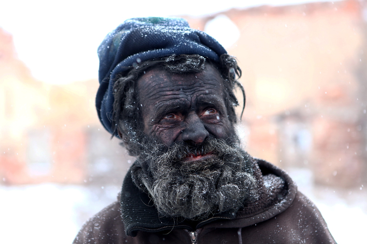 'Europe's Dirtiest Man' Sleeps In A Bed Of Ashes | HuffPost