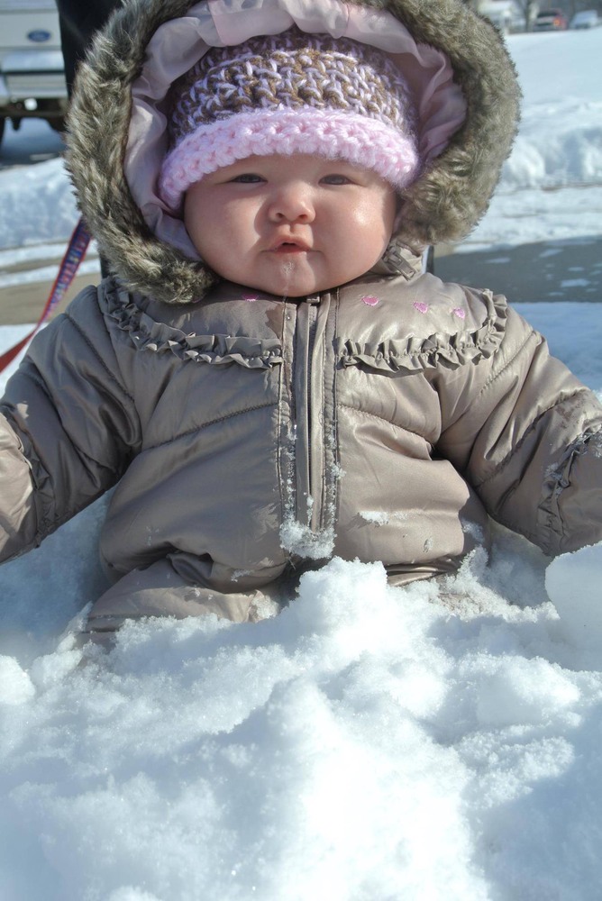 22 Photos Of Bundled Babies Experiencing Snow For The First Time | HuffPost