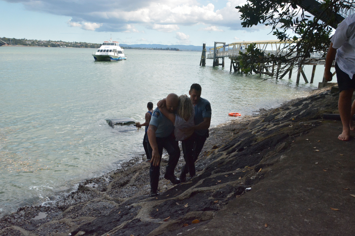 New Zealand Police Officers Save Woman From Drowning In Sinking Car ...