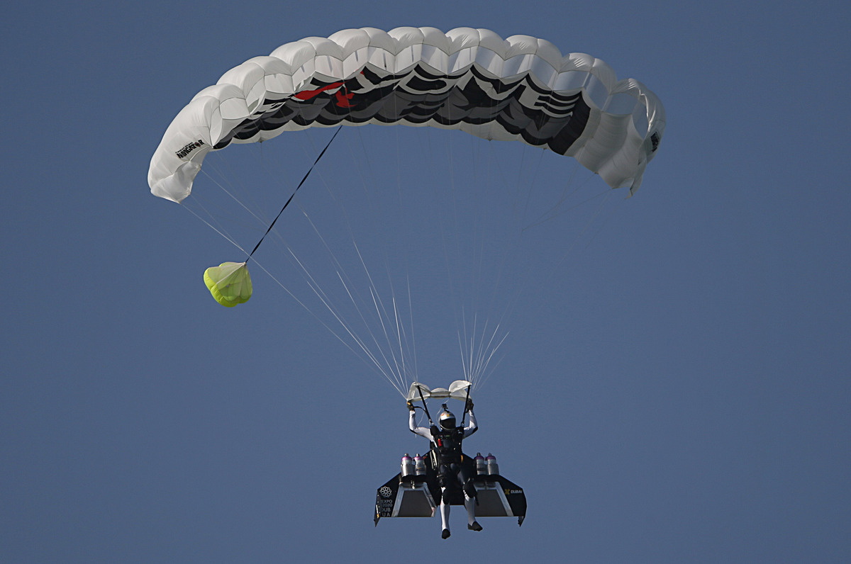 Yves Rossy Flies His Jetpack Over Dubai In Stunning 4K Video That Makes ...