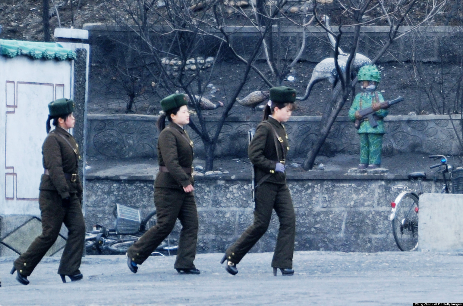 North Korea's Female Soldiers March In High Heels (PHOTO) | HuffPost
