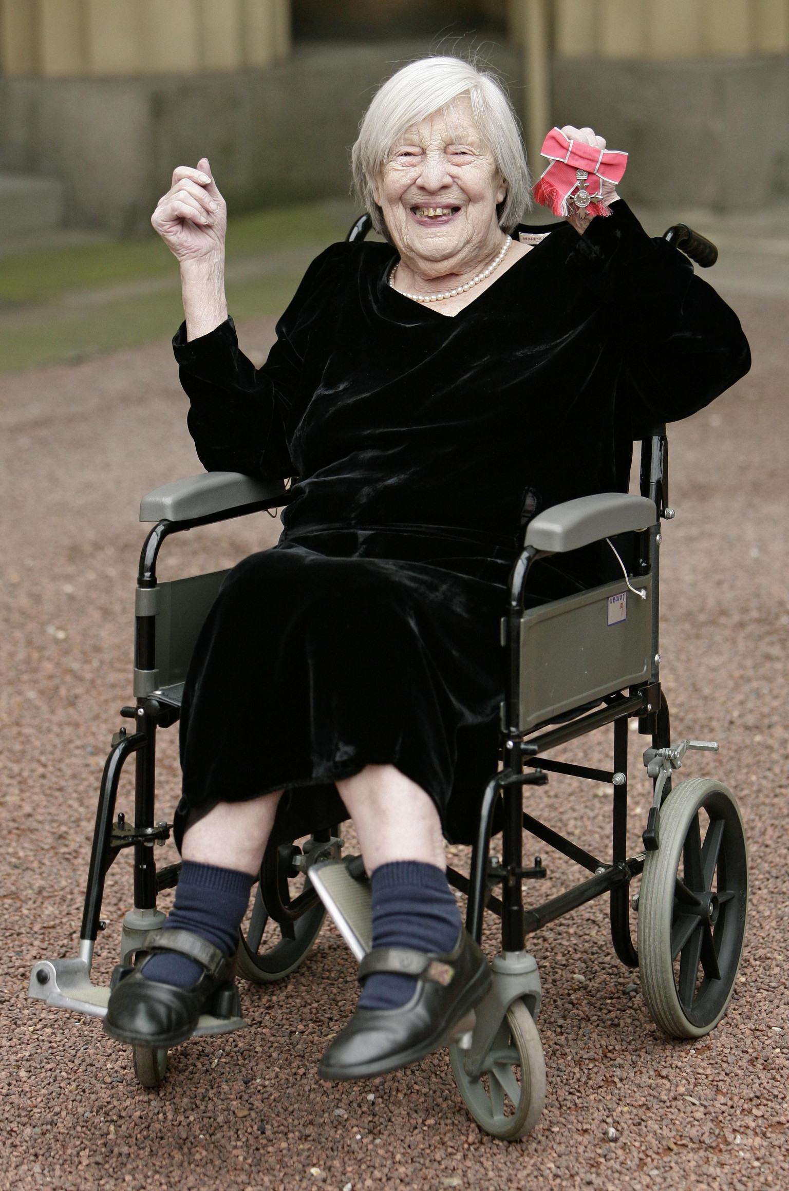 Anna Wing Dead: EastEnders' Lou Beale Dies Aged 98 | HuffPost UK