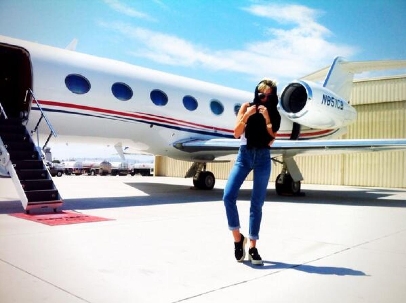 Miley Cyrus Lives The High Life Flying On Private Jet (PHOTO) | HuffPost