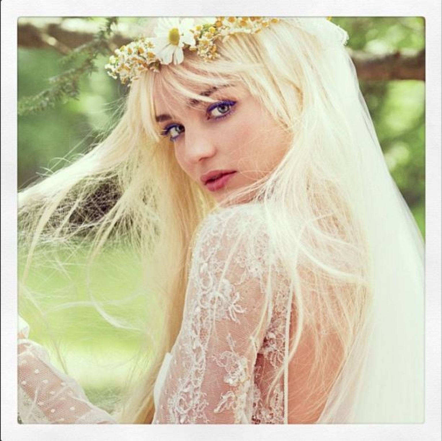 Miranda Kerr posa come Cicciolina per il magazine V e posta le foto su ...