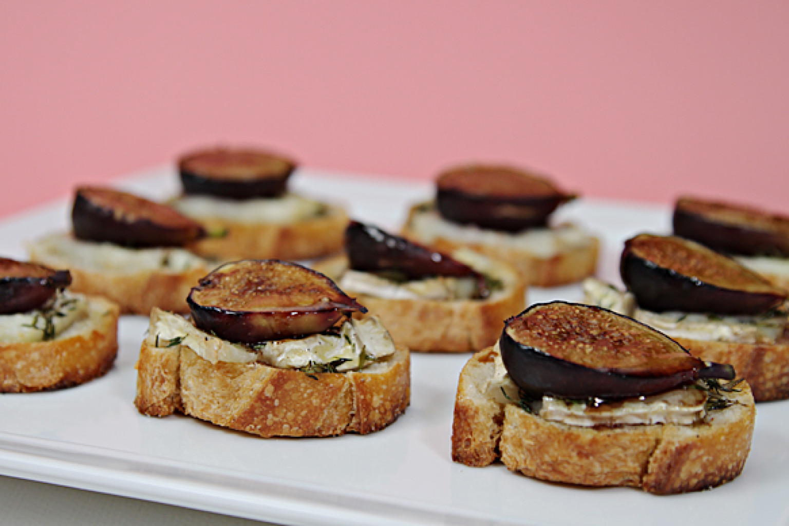 Fresh Fig Crostini With Bûcheron Cheese and Thyme | HuffPost