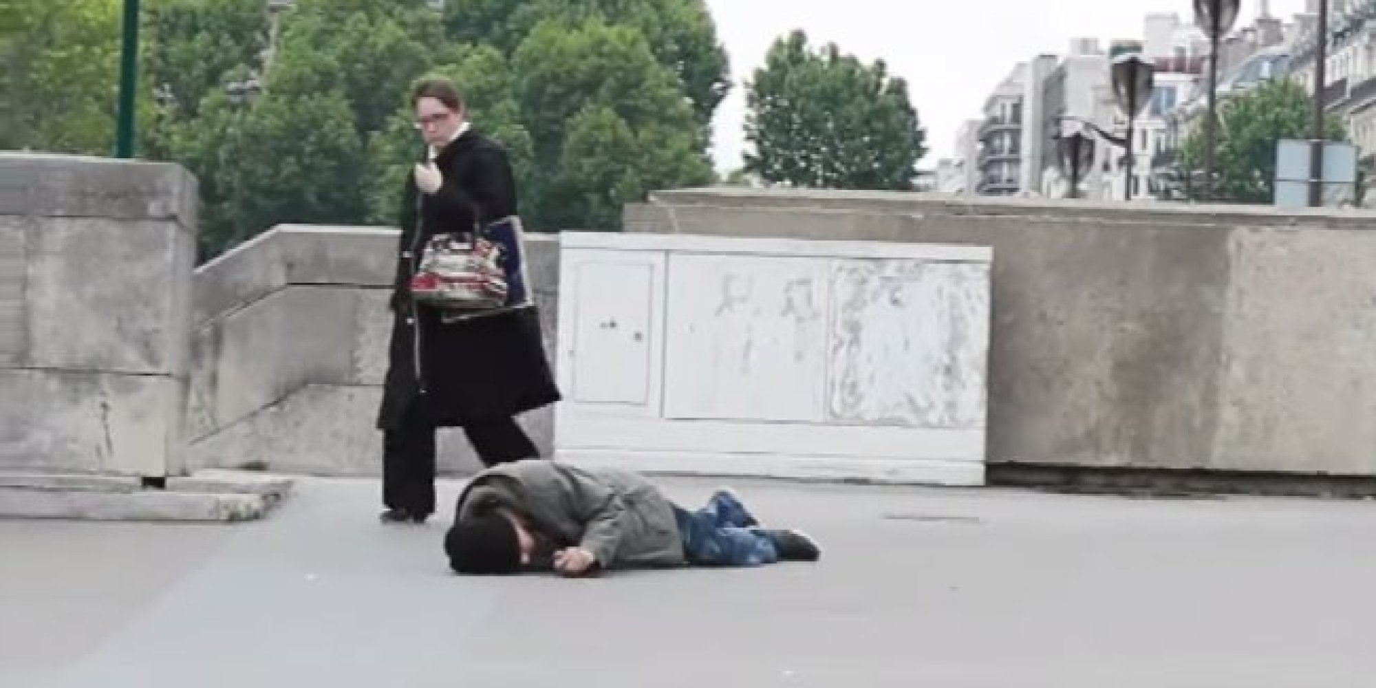 VIDÉO. Déguisé en SDF, il appelle à l'aide mais personne ne vient lui ...