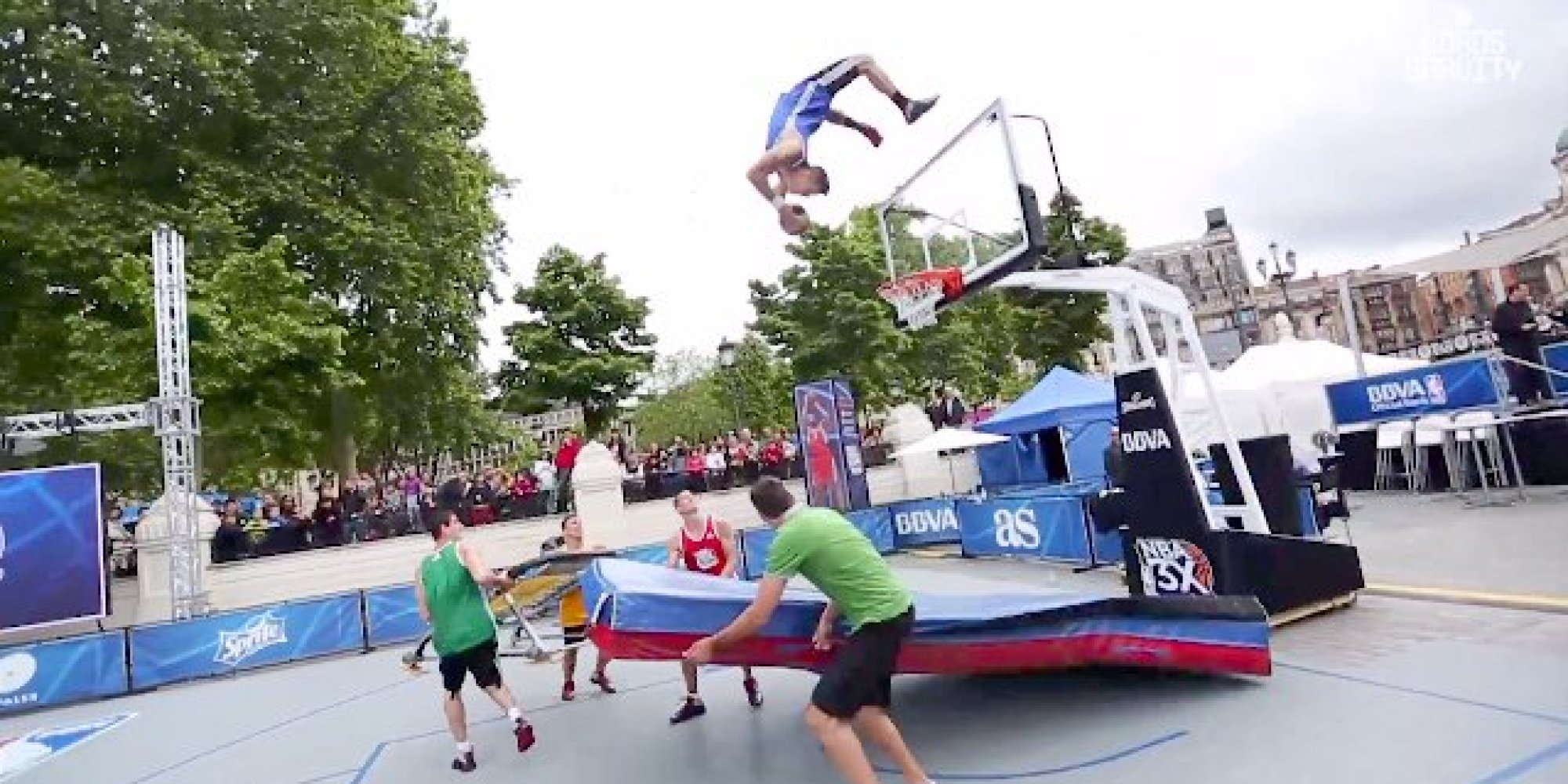 Crazy Basketball Acrobat Backflips Off The Backboard, Dunks | HuffPost