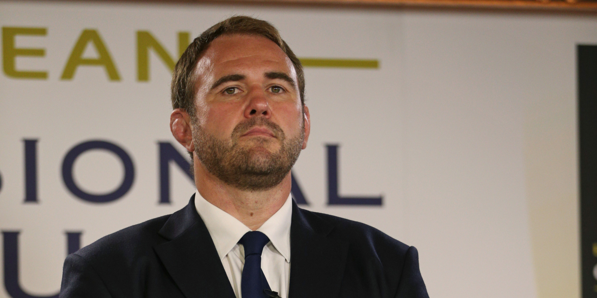 Classify retired Welsh rugby player Scott Quinnell, and where does he pass?