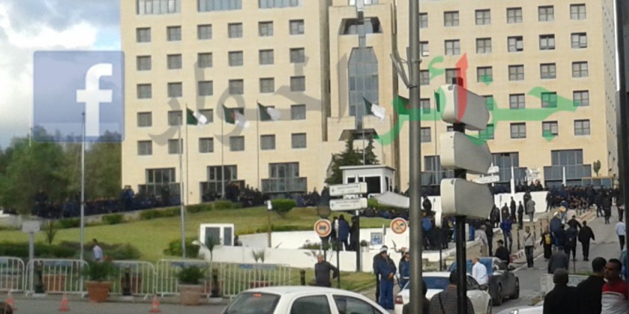 Les policiers algériens manifestent devant le le Palais présidentiel à ...