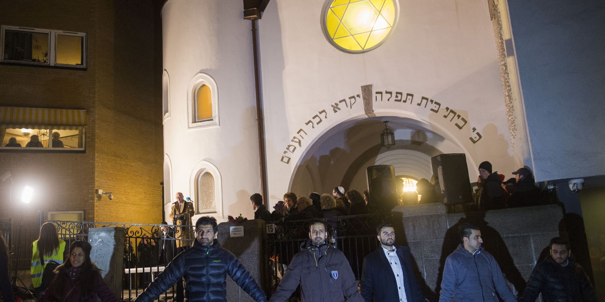 Norway's Muslims Form Protective Human Ring Around Oslo's Synagogue ...