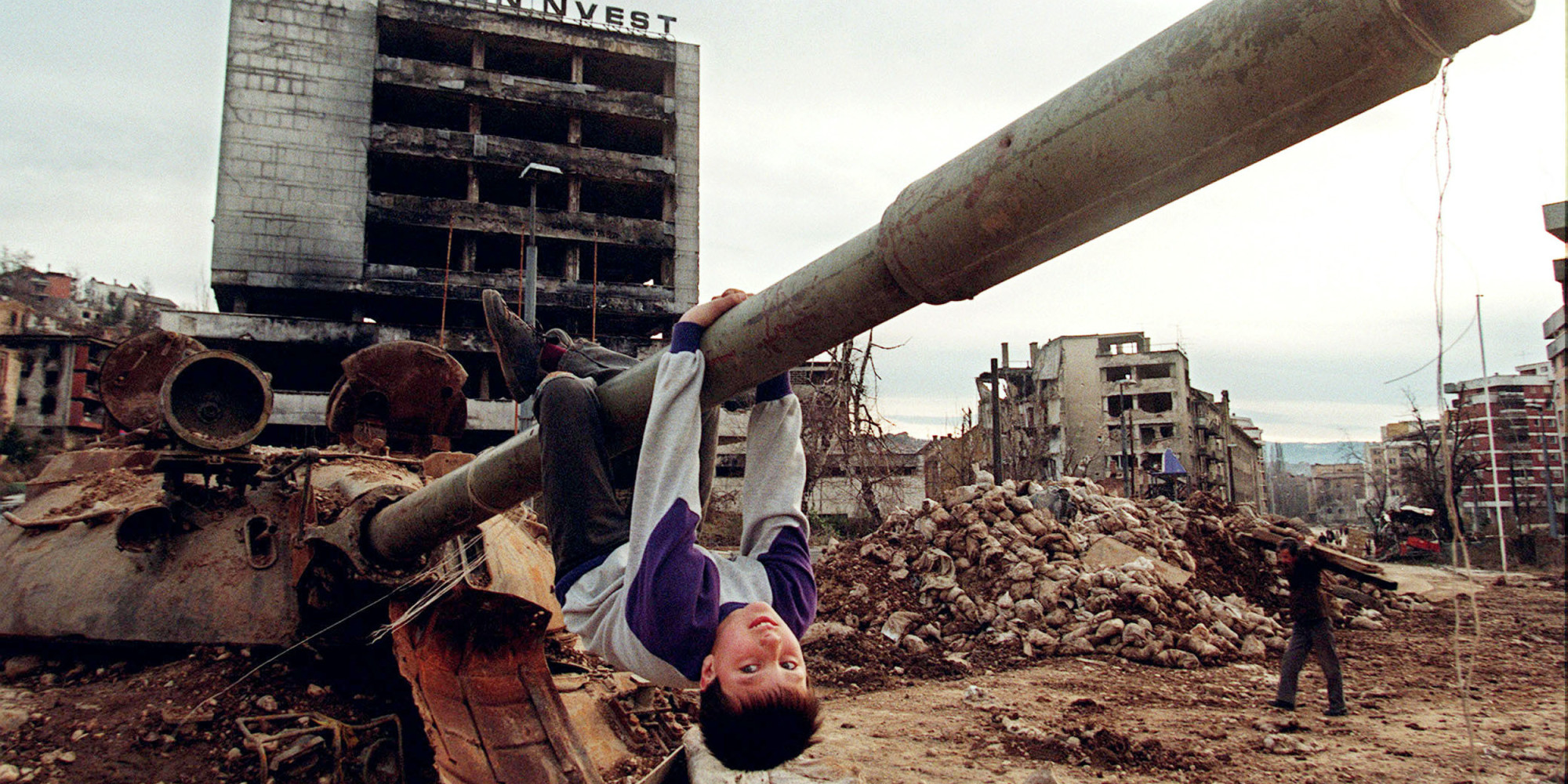 17 Haunting Historical Photos Of Children At Play During Wartime | HuffPost