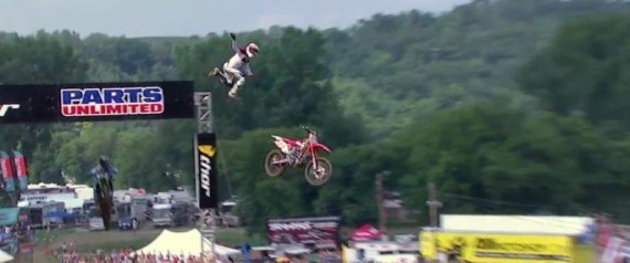 Chad Reed Crash Video: Motocross Racer Flies Off Motorcycle, Keeps Racing