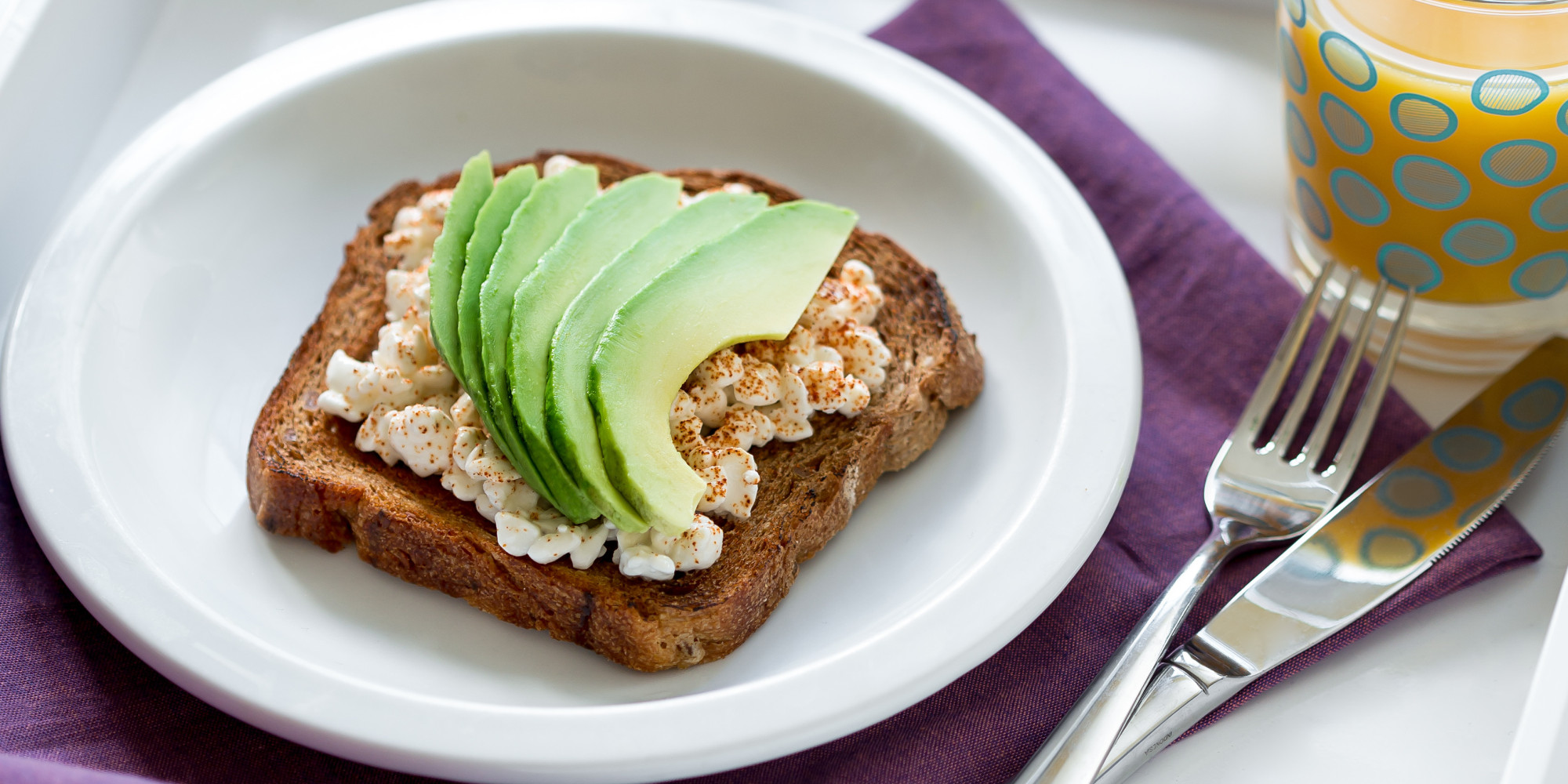 Pan tostado con queso cottage y aguacate | HuffPost