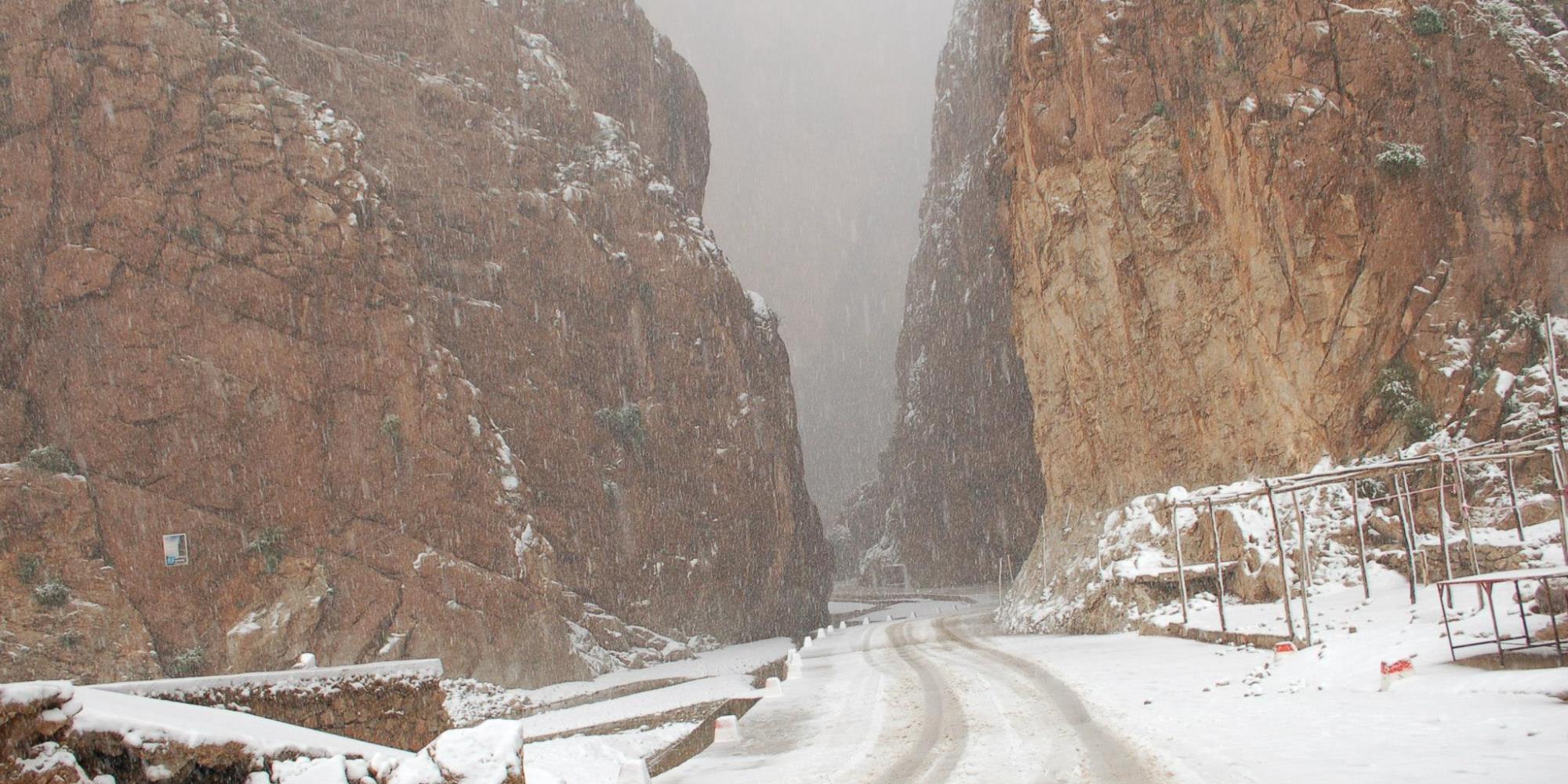 Les images impressionnantes des gorges du Todra vêtues d'un manteau de ...
