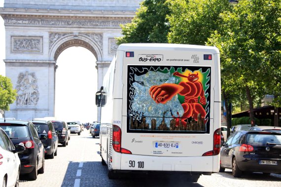 De l'art sur des bus à la place des pubs